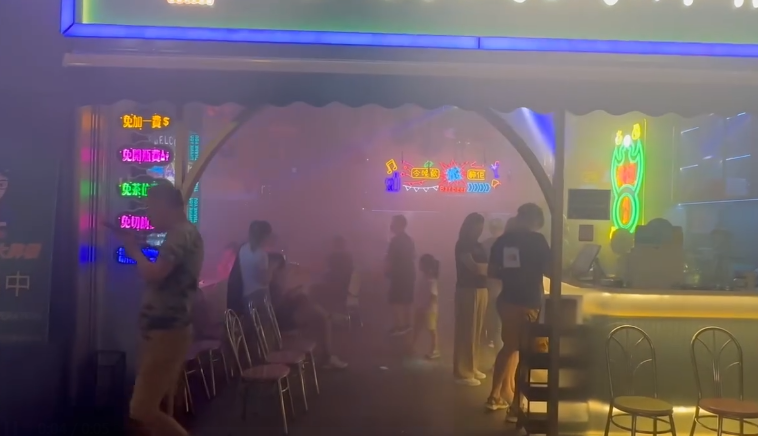 朱敏記大排檔夜晚變迷幻Disco 爆乳老闆娘超玩得邀黃建東一齊著deep V | am730